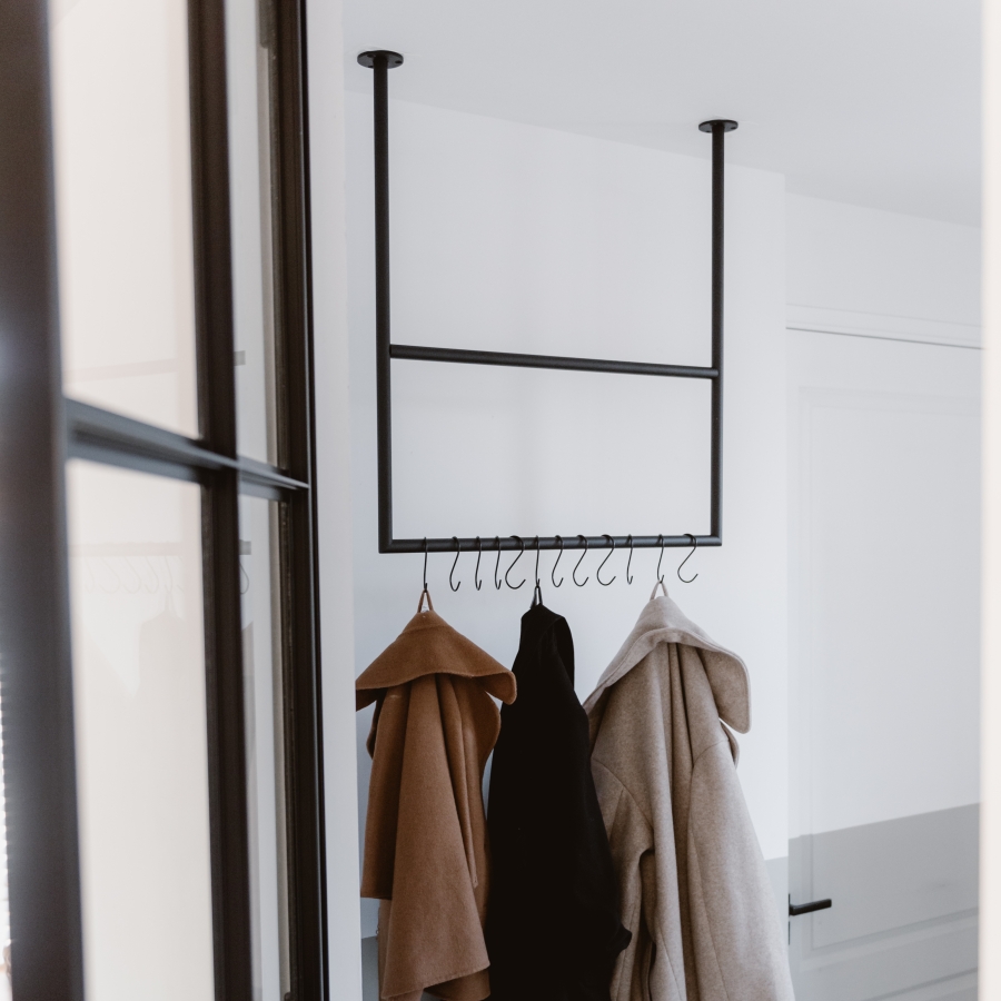 You Shaped Hanger 95 Black