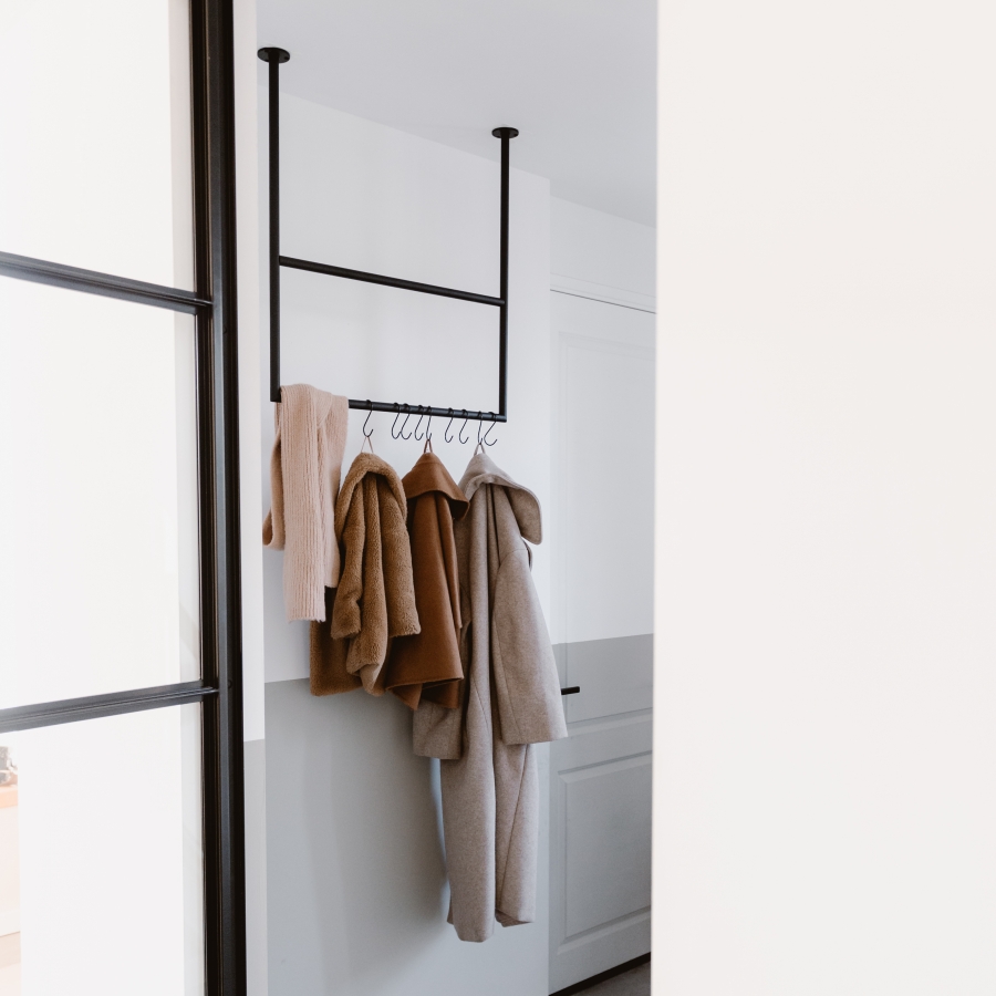 You Shaped Hanger 95 Black